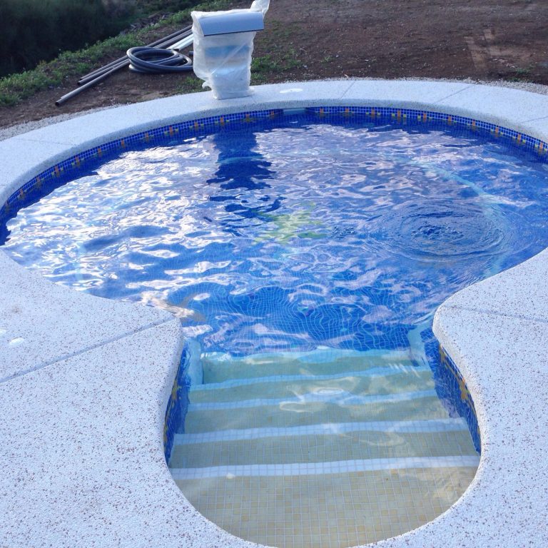 JACUZZI CON CASCADA | Contruccion Piscinas - Novamarina